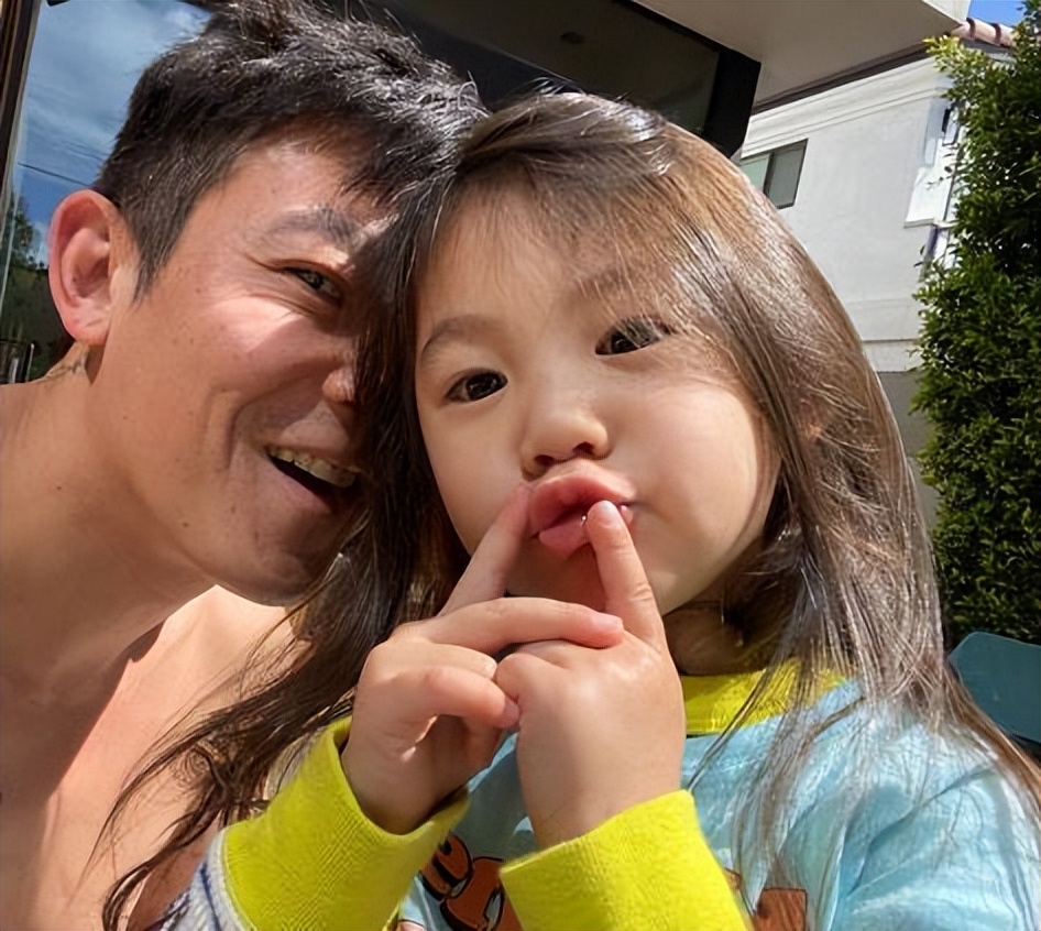 cultural difference? Edison Chen and his 6-year-old daughter kissed ...