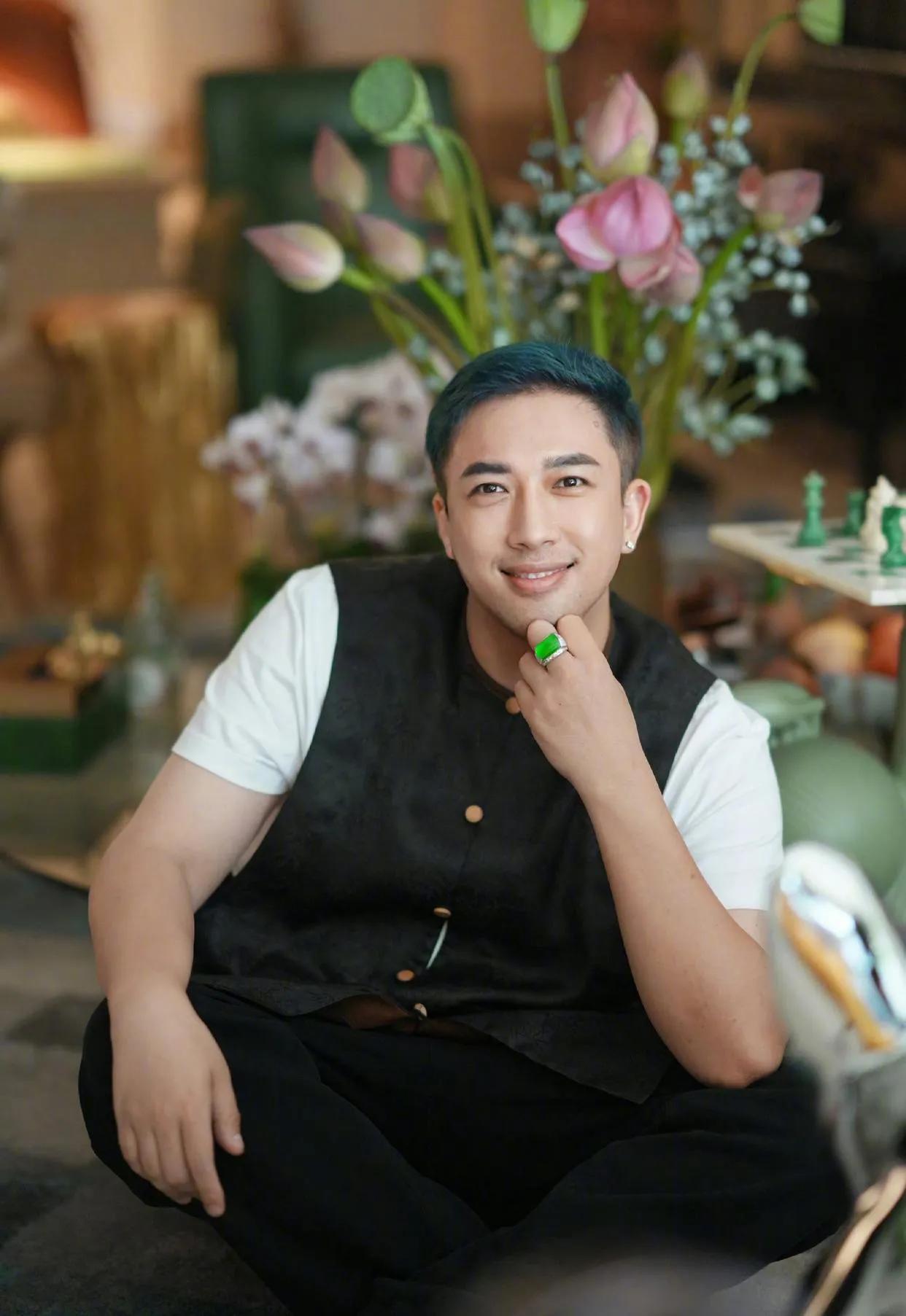 The photos Yu Zheng posted made him look like both Indian and Thai ...