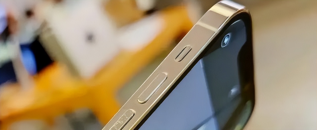 Why does Apple never use curved screens, but Android phones are ...