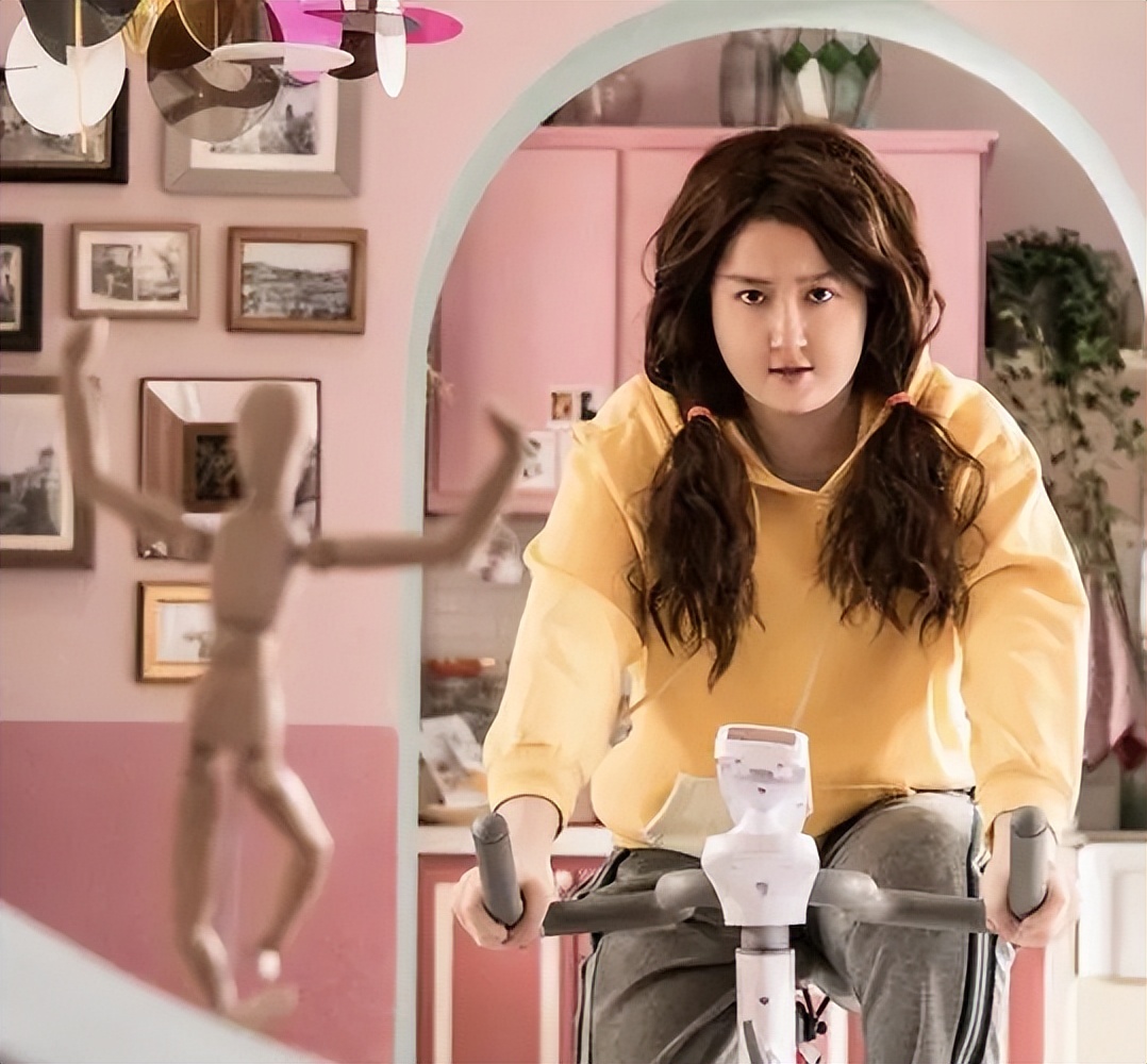 The fat sister desperately loses weight in order to chase stars, the ...