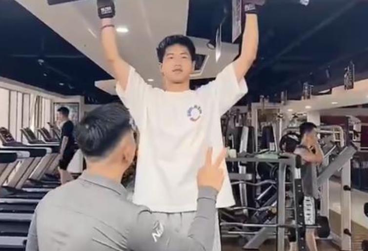 Sun Zhuo's fitness photos were exposed, Zhuo Zhuo warned his sister Sun ...