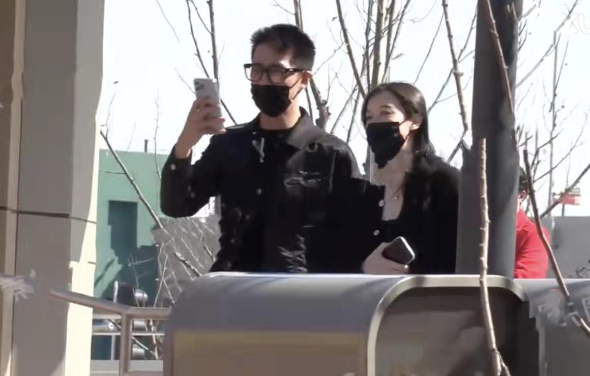 Xu Weizhou traveled with his new wife, hugged Zhang Shengying in his ...