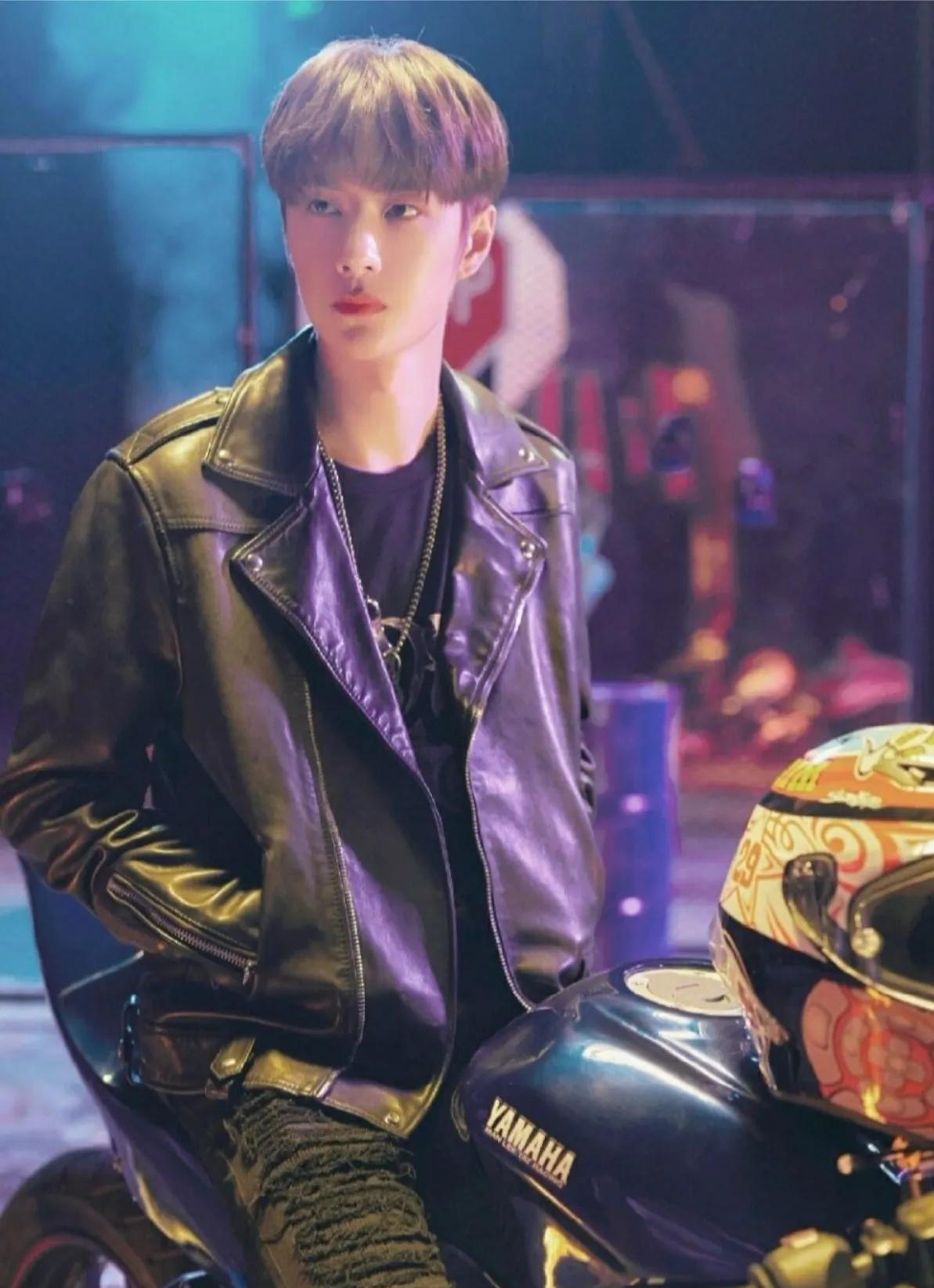 Bo Jun smiled and looked good Yazi, Wang Yibo's absolute temperament ...