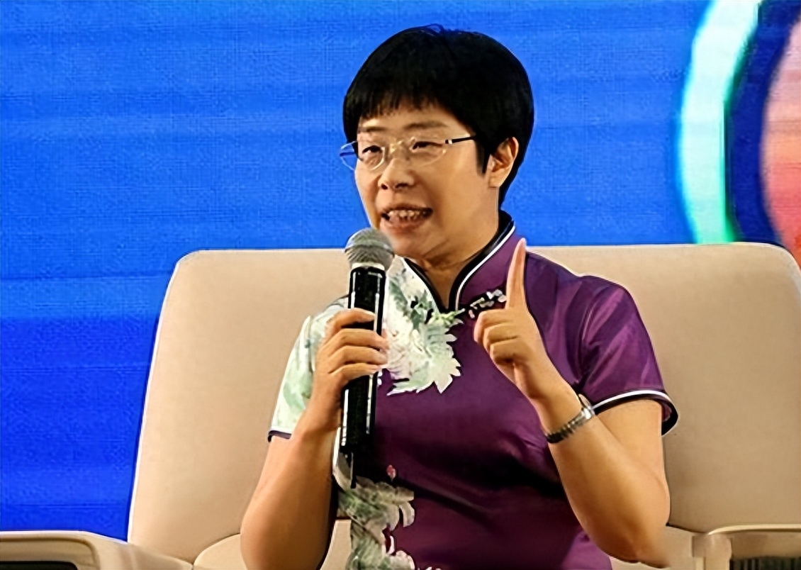 Meng Man, a talented woman from Peking University, is 48 years old and ...