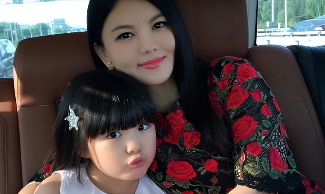 Wang Shiling's best friend lifts her clothes in front of the mirror ...