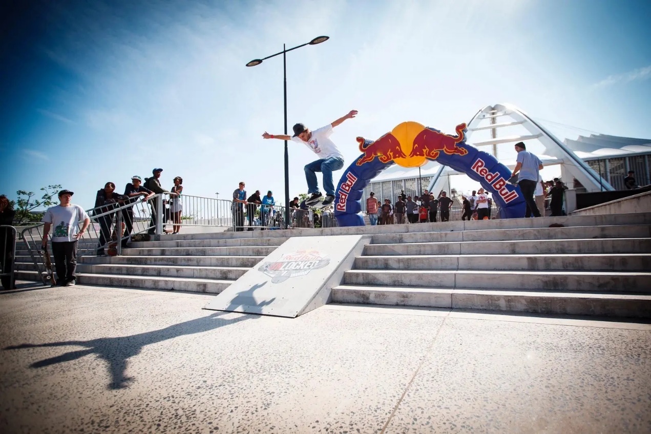 With a length of nearly 5 meters and a wheelbase of 2920mm, this car is ...