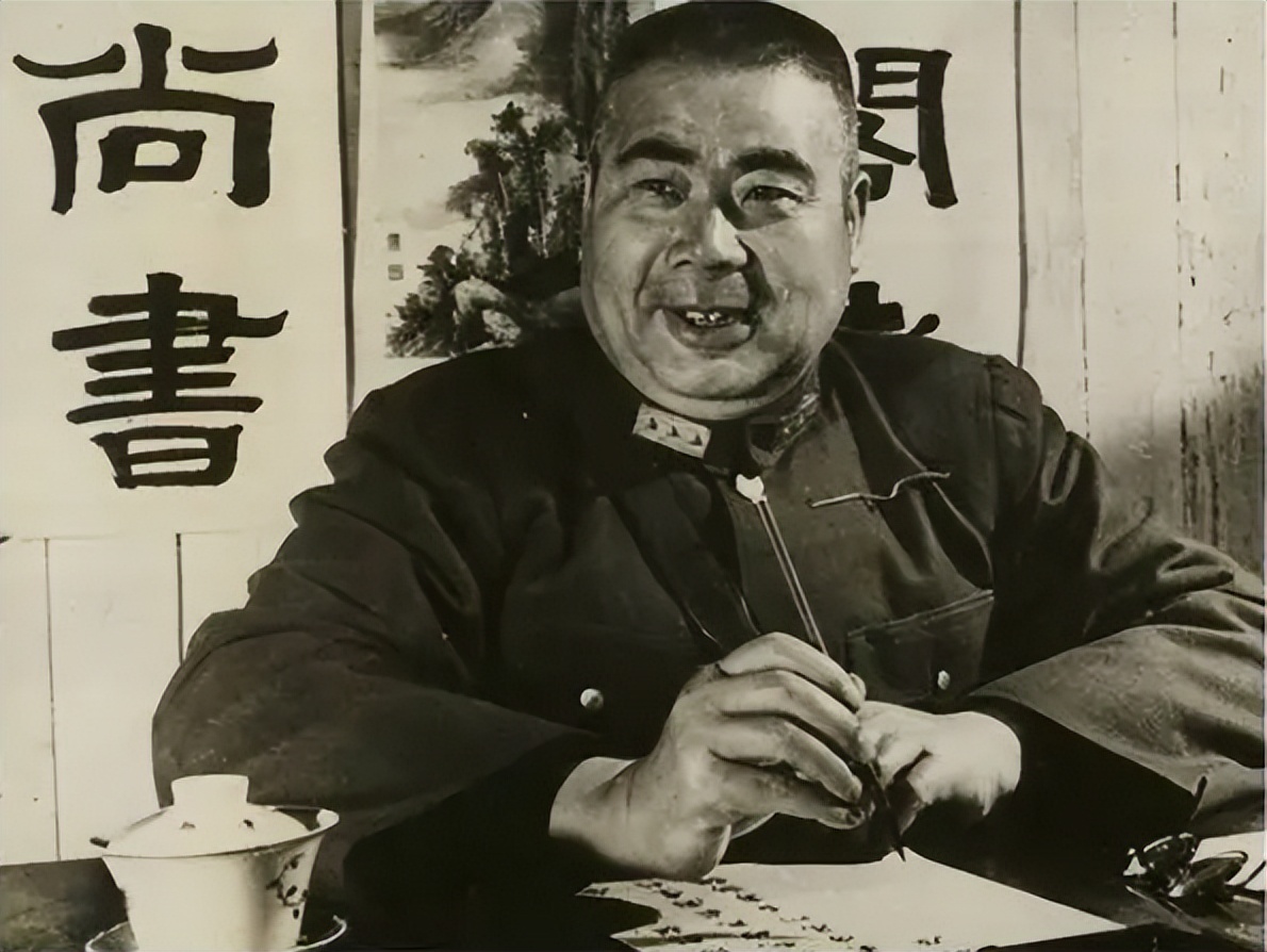 In 1962, Wu Huawen was seriously ill. He took his brother's hand and ...