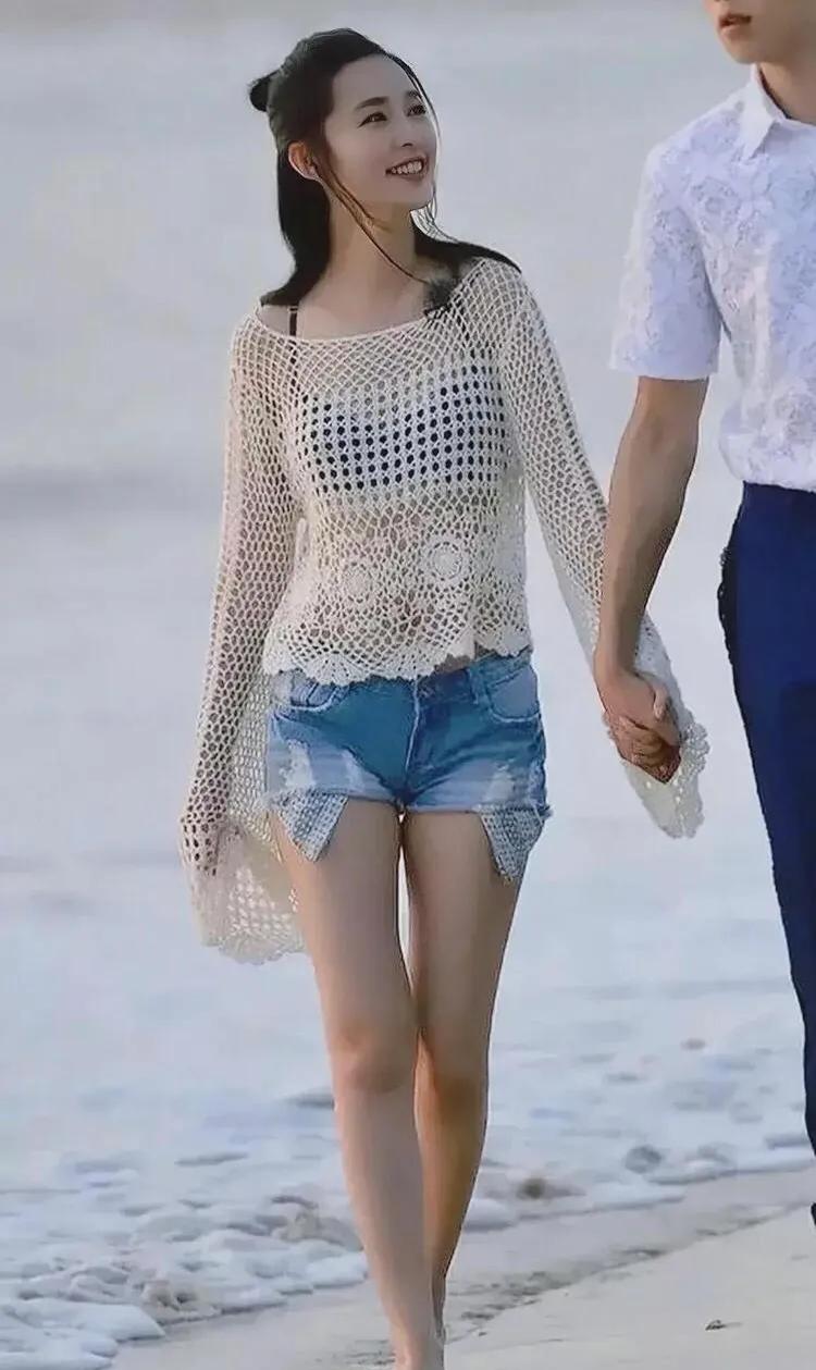 Li Qin and Wei Daxun interacted intimately on the beach, netizens: The ...