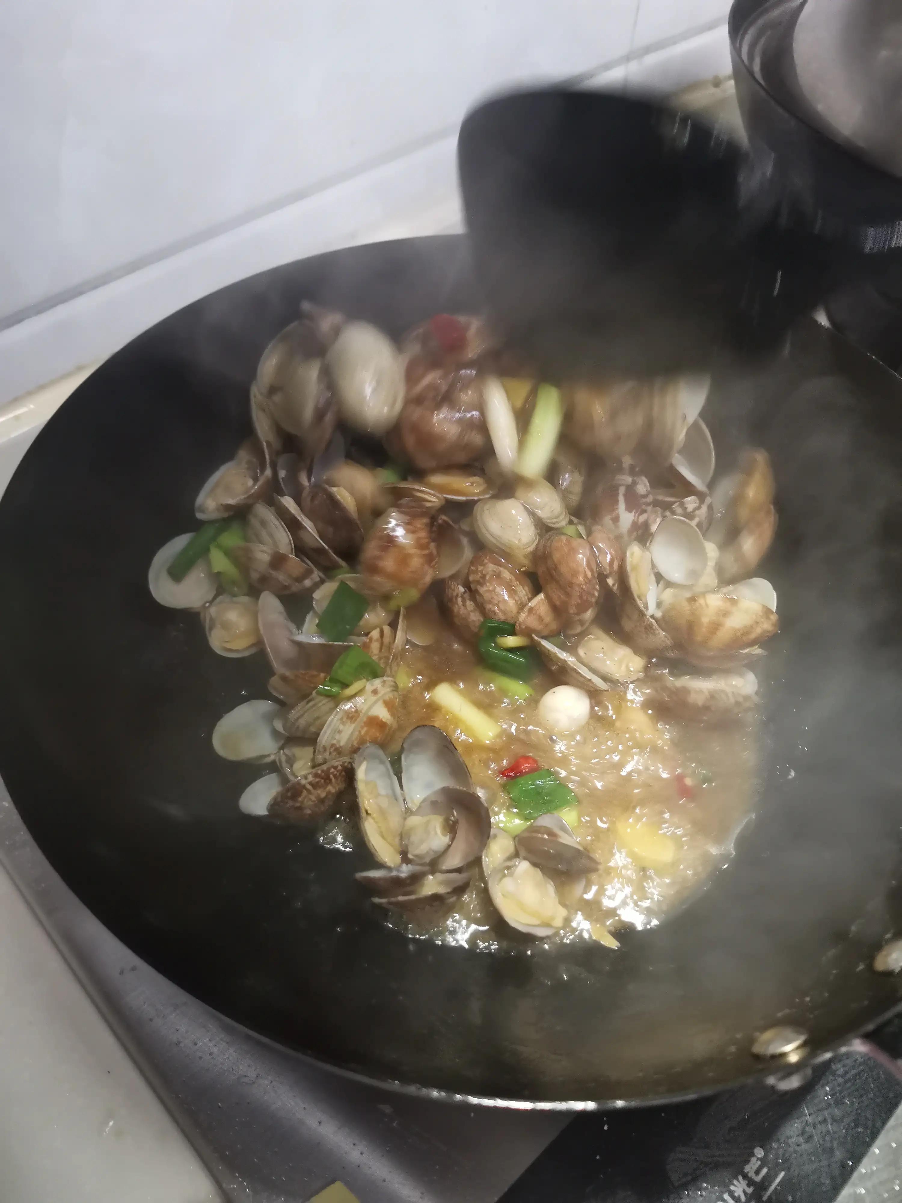 Small seafood - fried clams, boiled clams (flower clams, clams) - iNEWS