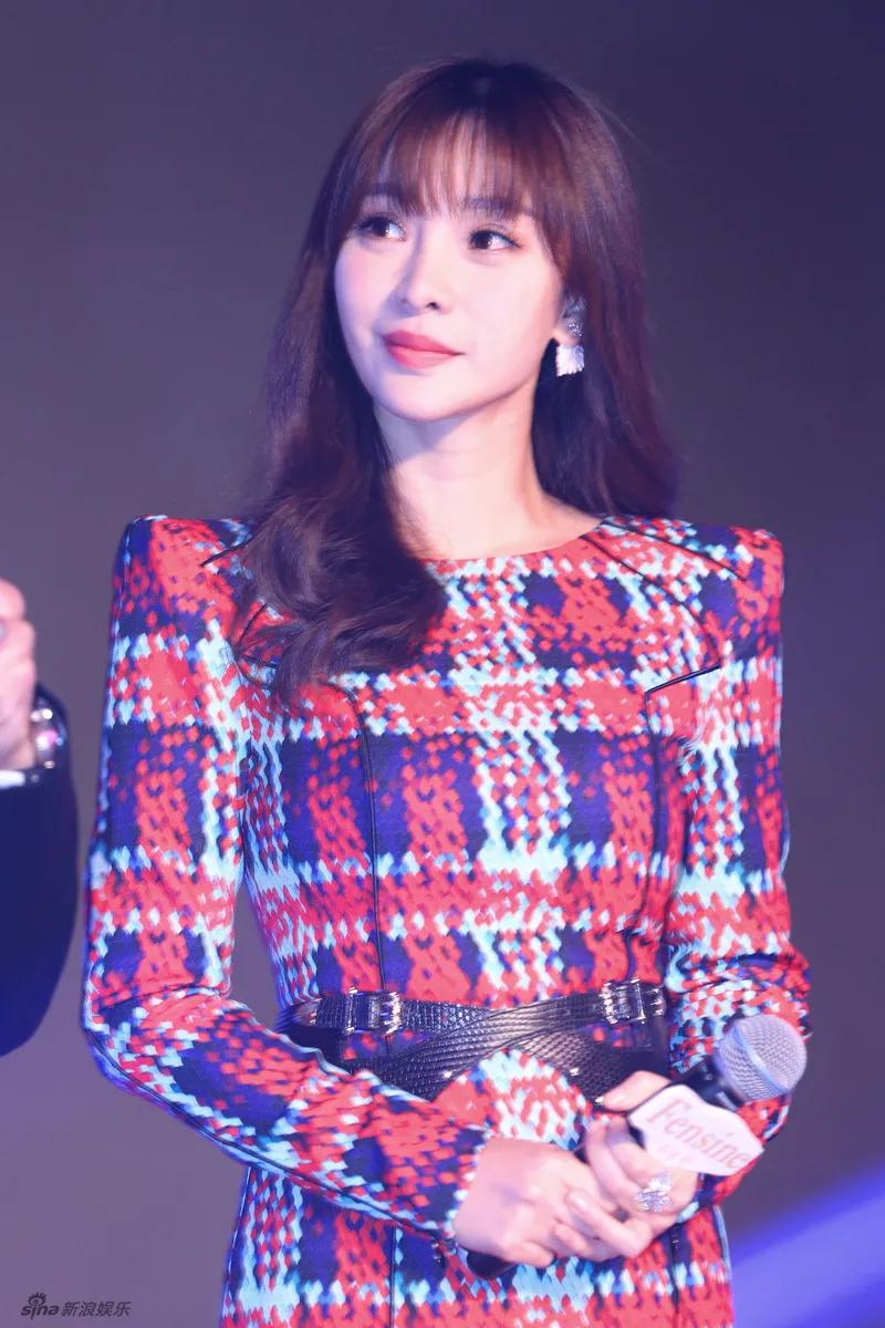 Beautiful singer Liu Yan - iNEWS