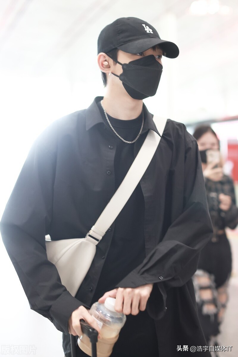 Deng Wei appeared at the Beijing Airport in a fashionable outfit full ...