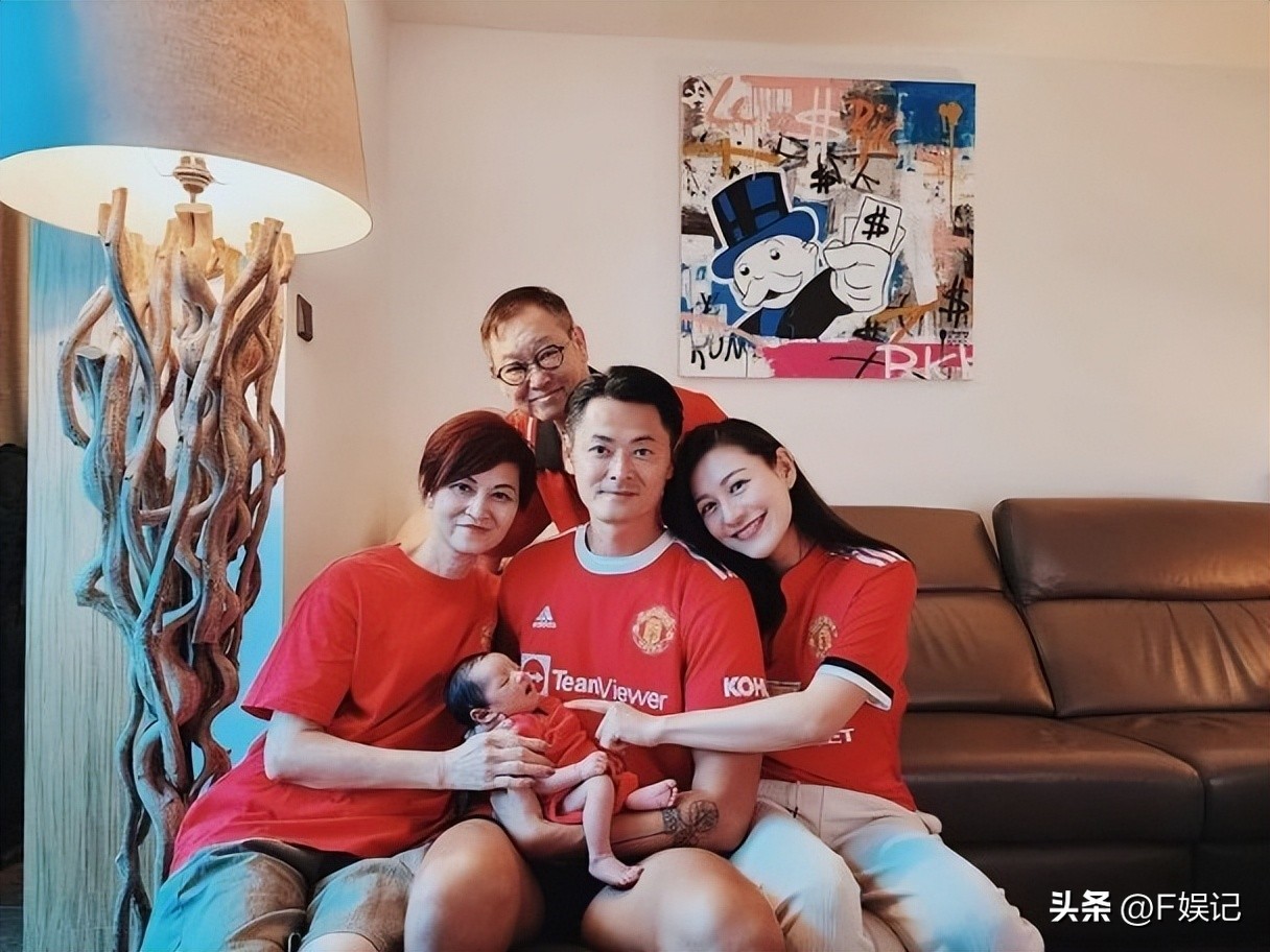 Jiang Ruolin shared her first three-generation family portrait with her ...