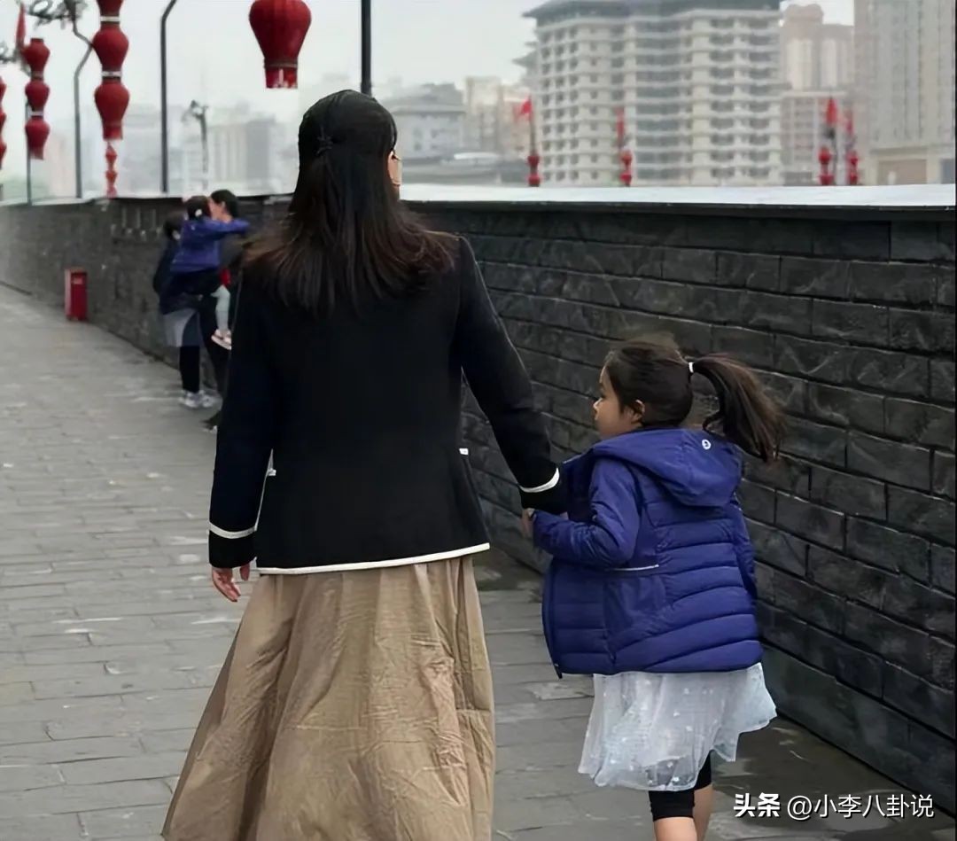 Guo Jingjing took three children to visit Xi'an, and the second ...