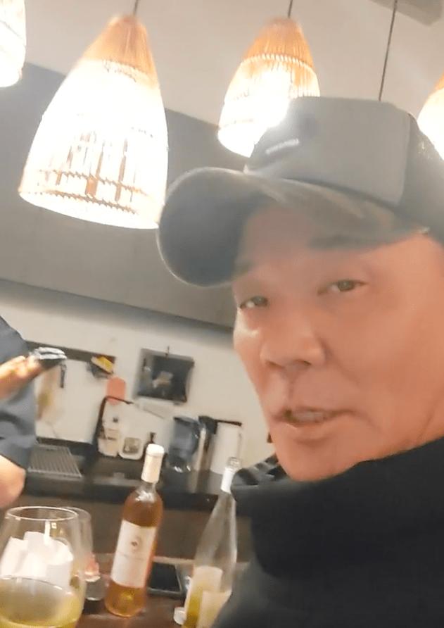 Famous Hong Kong star Wu Qihua has a drinking party with his friends ...