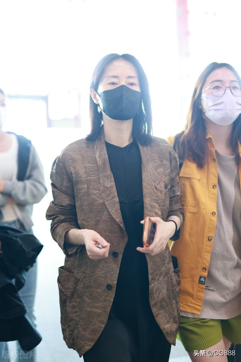 Liu Mintao appeared in the star airport photo of Beijing Airport - iNEWS
