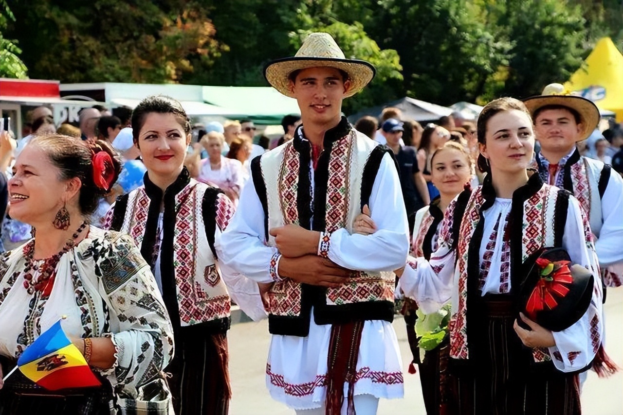 Moldovan classic costumes, walking folklore and culture - iNEWS