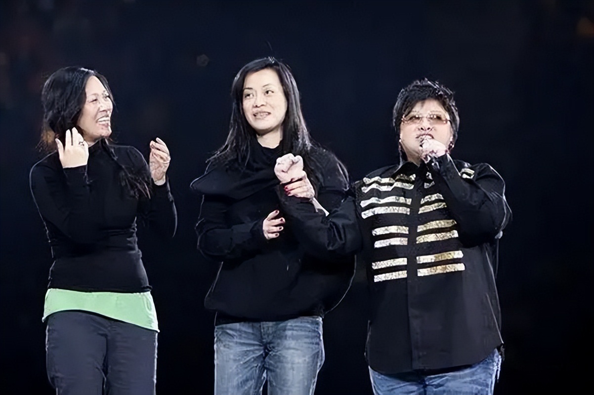 A close photo of Mao Amin and his friends Na Ying, Tian Zhen, Li Guyi ...