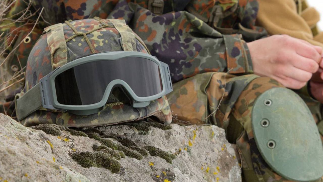 Indian soldiers wear unique square helmets on the battlefield ...