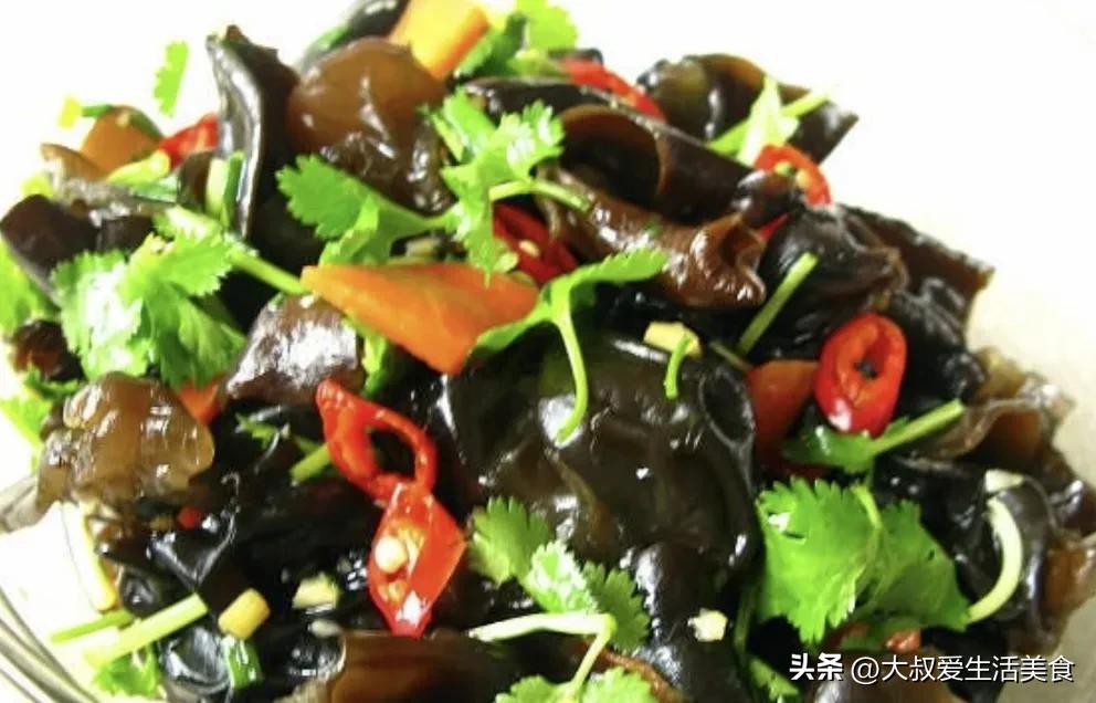 Teach you the home-cooked method of cold fungus, easy to operate, crisp ...