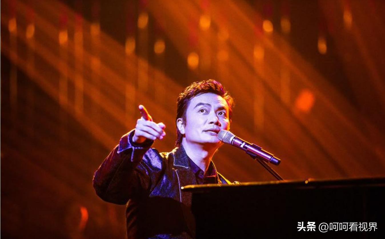 Lying on a stretcher, singer Li Quan lamented "Half a month, a dream ...