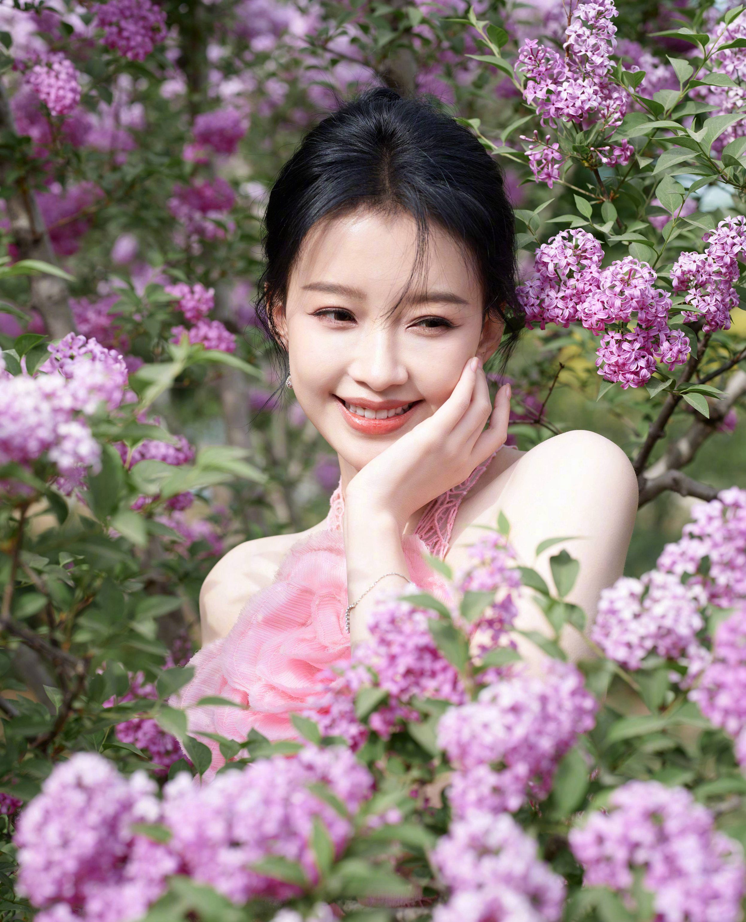 Sun Yi's elegant smile photo in pink dress - iMedia