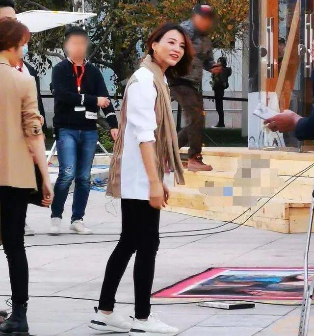 Dong Qing was photographed on the street. Without makeup and many ...