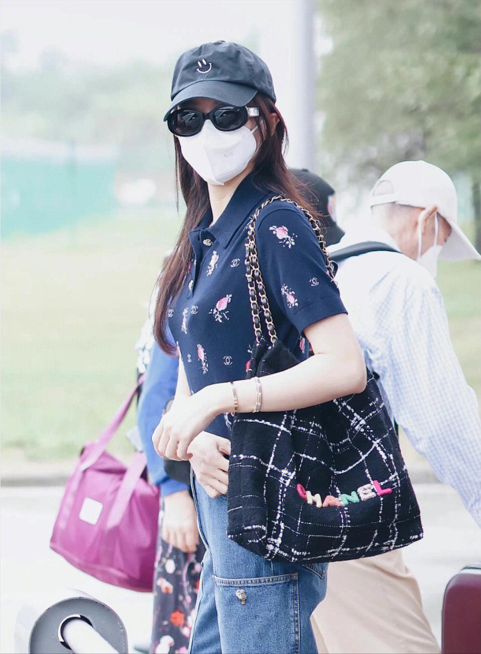 American Business Online!Tang Yan's private clothes at the airport are ...