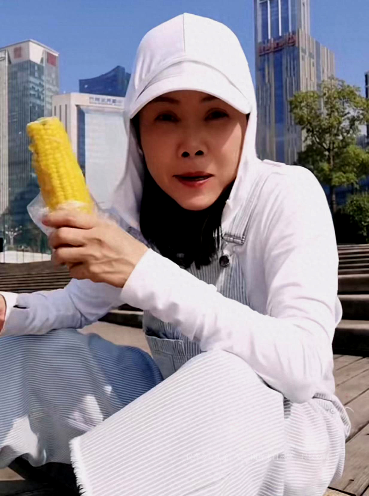 Tian Zhen appeared on the roadside in Changsha eating corn. He was very ...