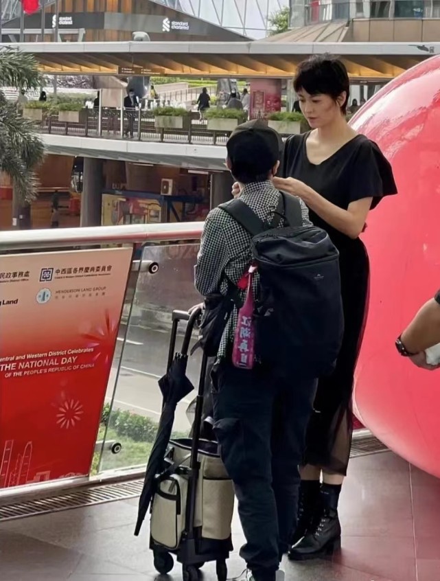 Gigi Leung appeared on the streets of Hong Kong, she was tall and ...