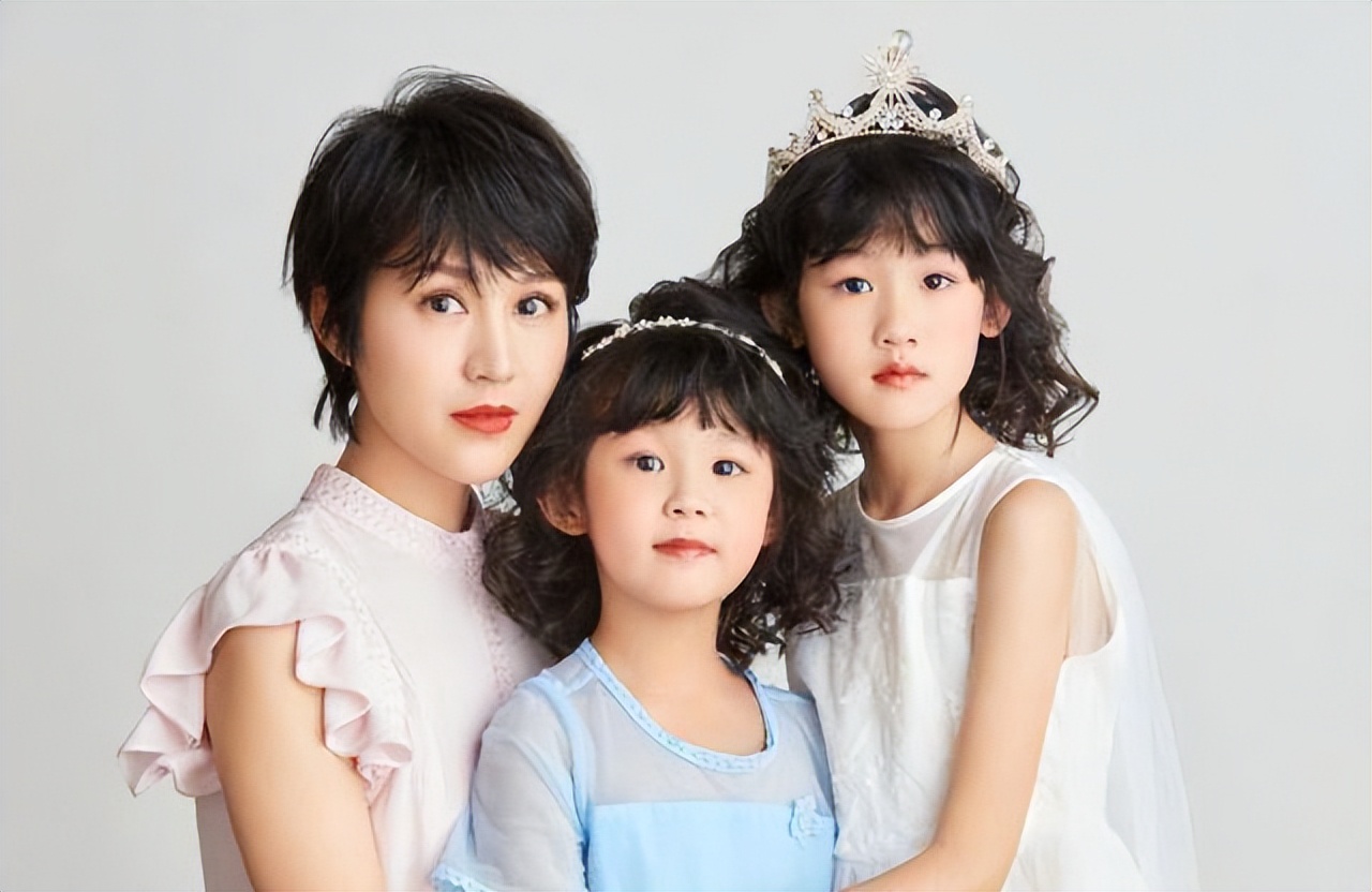 Lu Yi's family of four went shopping, the eldest daughter is as tall as ...