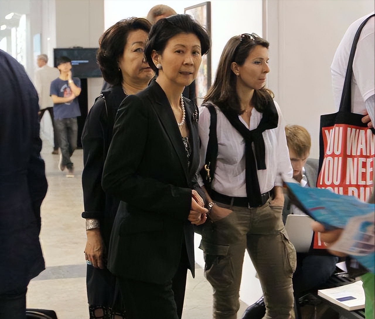 Zhou Kaixuan is willing to be Li Ka-shing's "mirror", holding power and ...