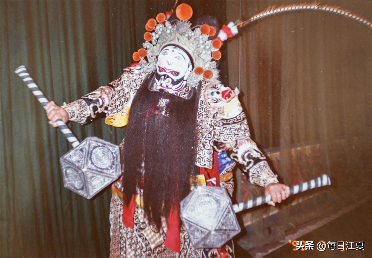 Singing a big drama and selling insurance, the "dramatic life" of a ...