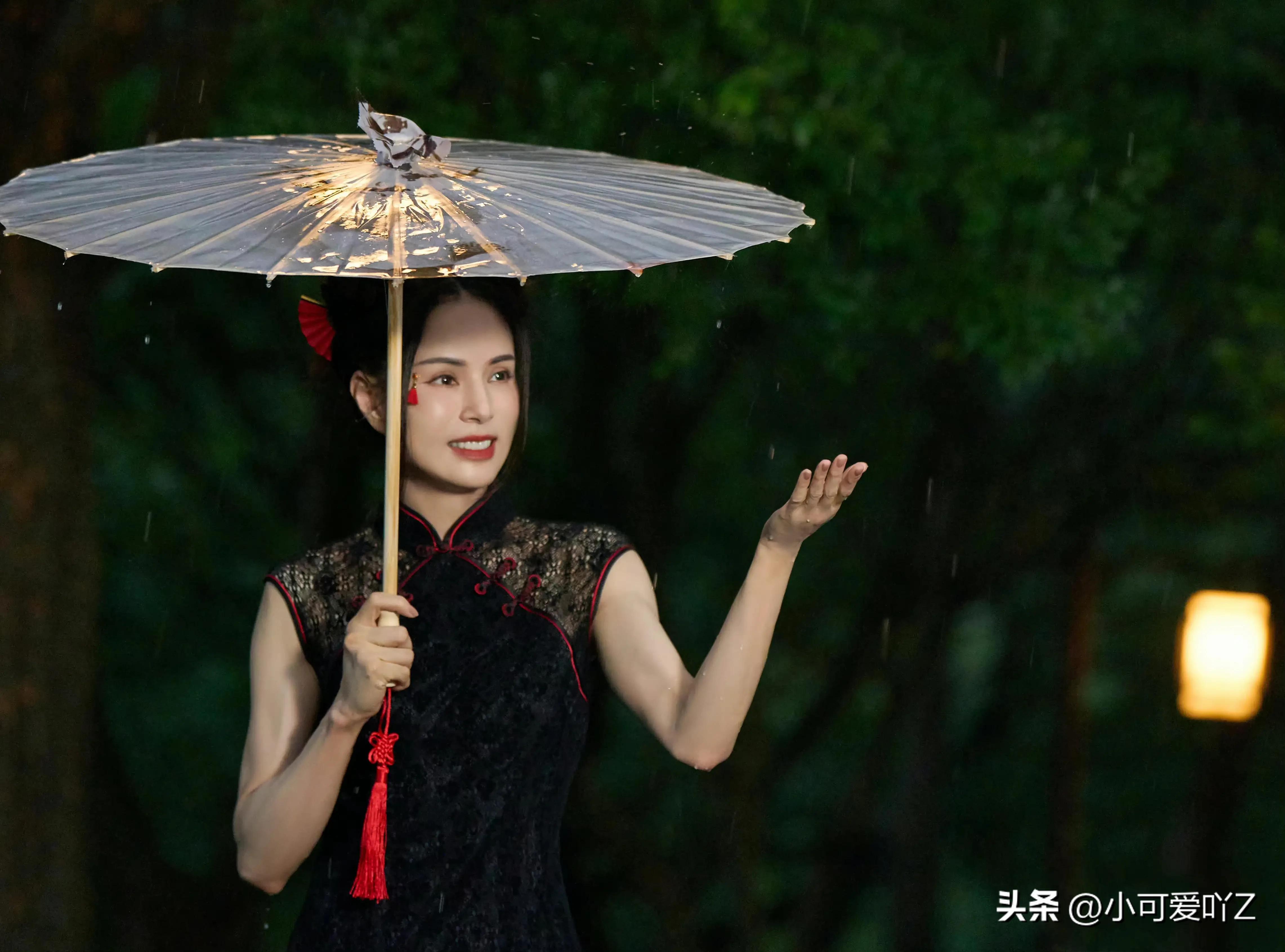 Li Ruotong, black cheongsam with ball head, not envious of flowers and ...