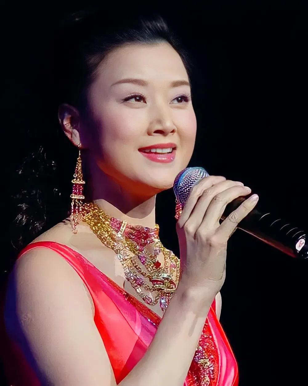 The calligraphy styles of Song Zuying and Xu Jinglei are different, the ...