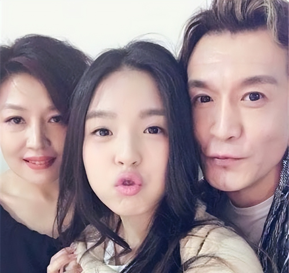 Li Yong's daughter returns to China to make money? Proficient in five languages, but chose to ...