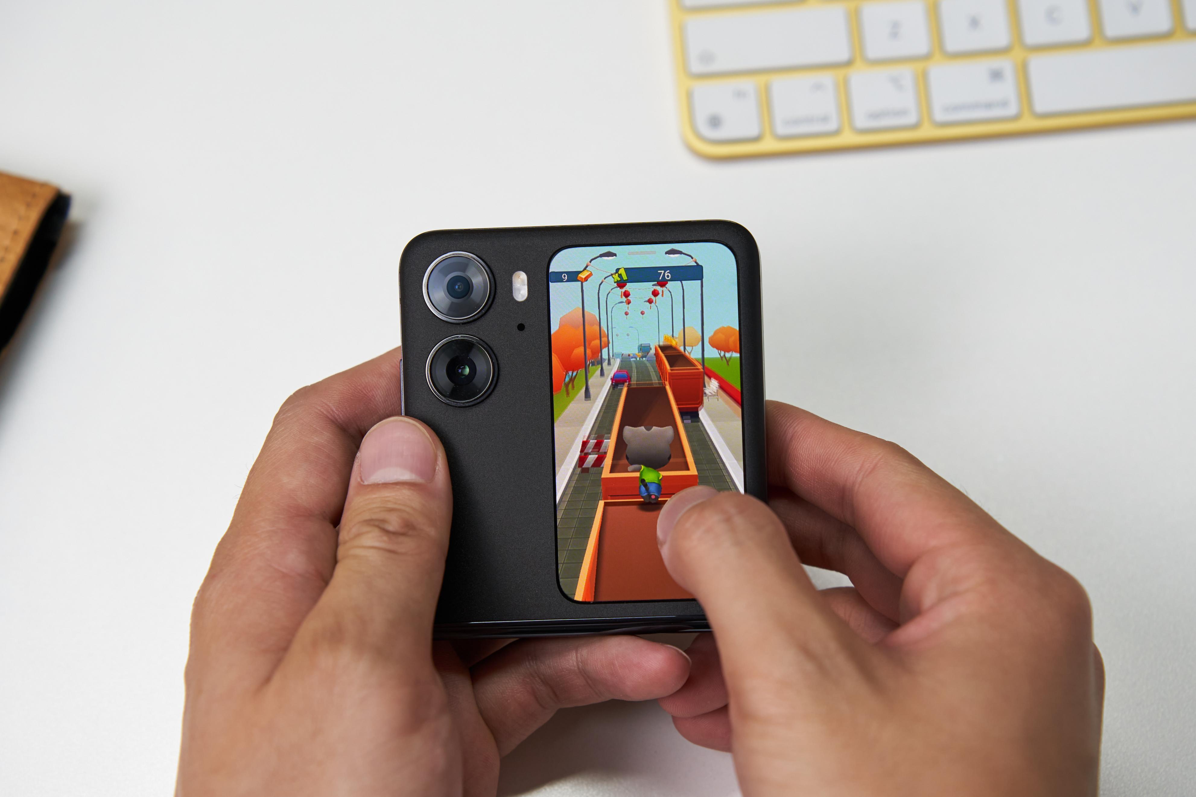 Send WeChat, scan Douyin, play games! OPPO Find N2 Flip has a perfect ...