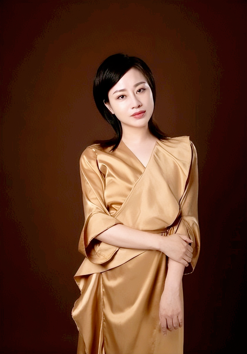 Li Chunping's girlfriend Han Kaiyi: She fell in love with him and gave ...