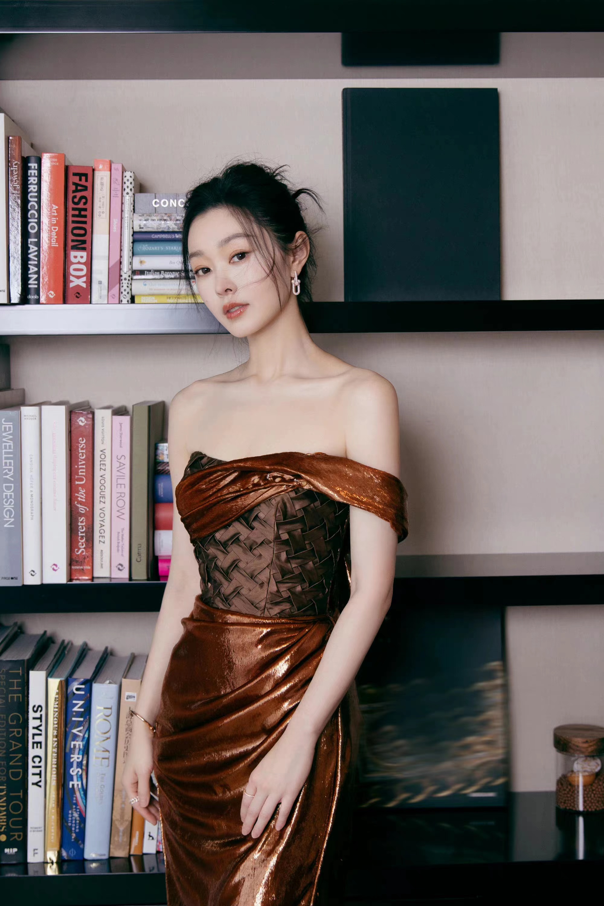 Song Yixin's beautiful shape is out of the circle, wearing a gilded ...