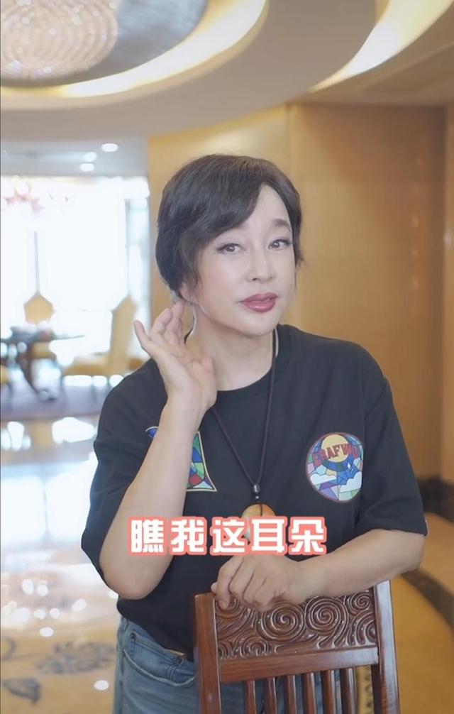 69-year-old Liu Xiaoqing posted fitness photos!Wearing colorful ...