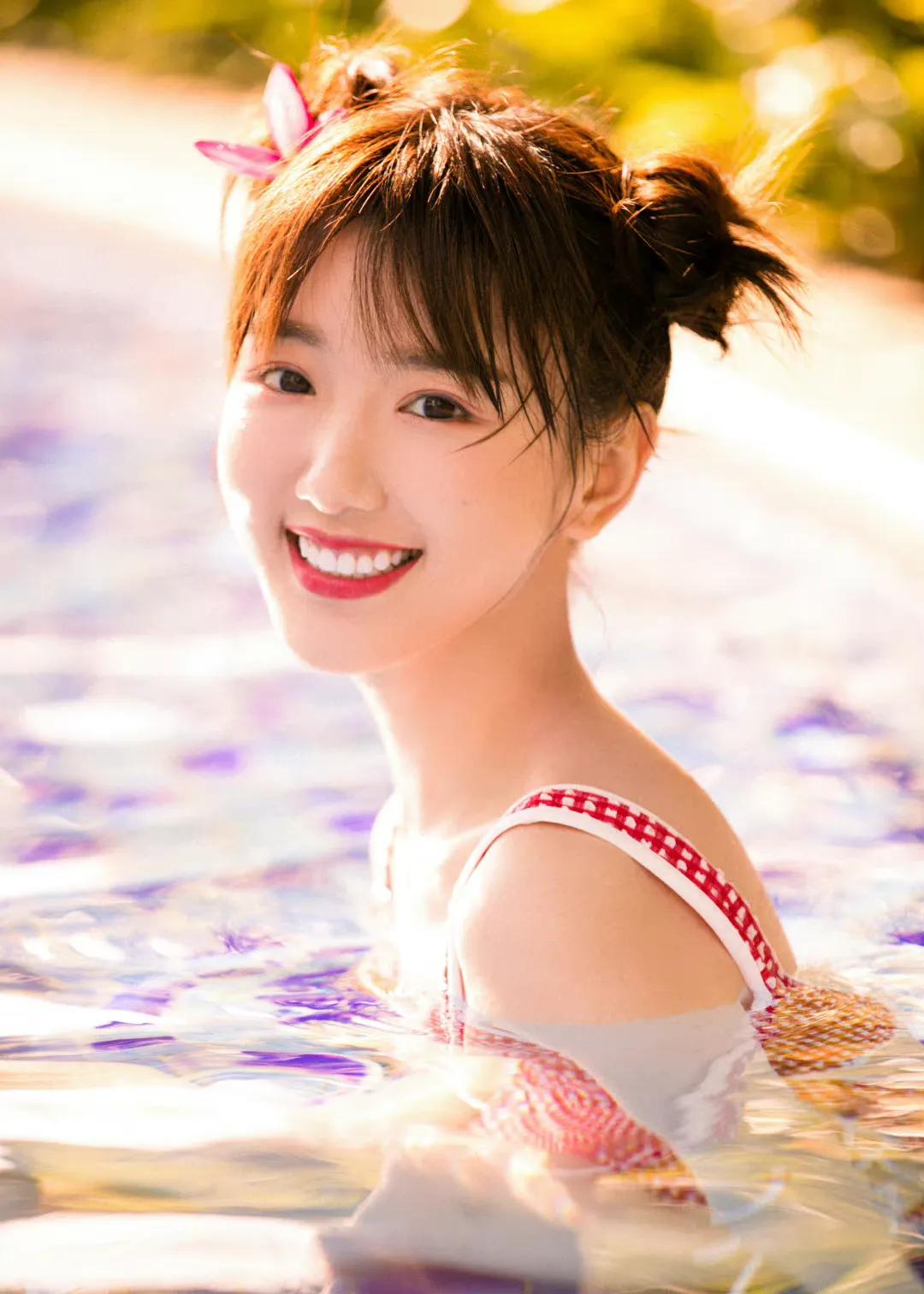 Mao Xiaotong, red swimsuit, very beautiful - iNEWS