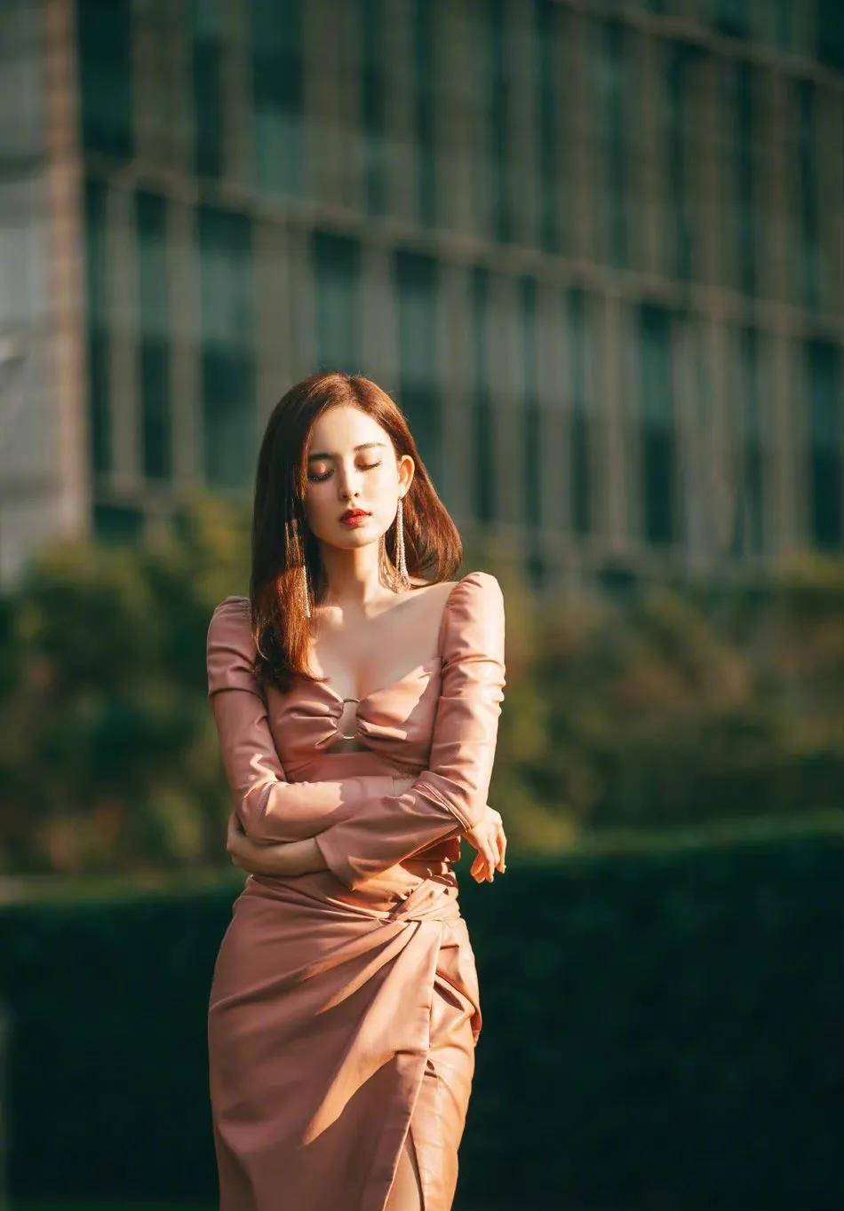 Gulinaza wears a cherry blossom pink leather skirt, which is gentle and beautiful - iNEWS