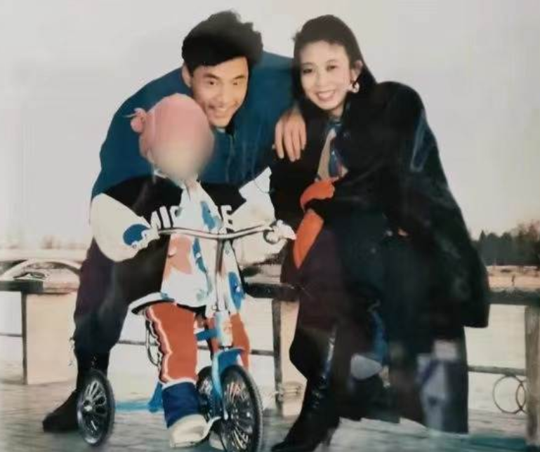 After a lapse of 23 years, 64-year-old Yu Rongguang and Wang Siyi reunited. Both of them are ...