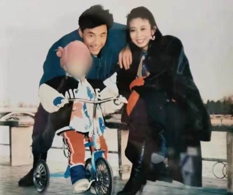 64-year-old Yu Rongguang rarely showed up after his divorce, reunited with Wang Siyi after 23 ...