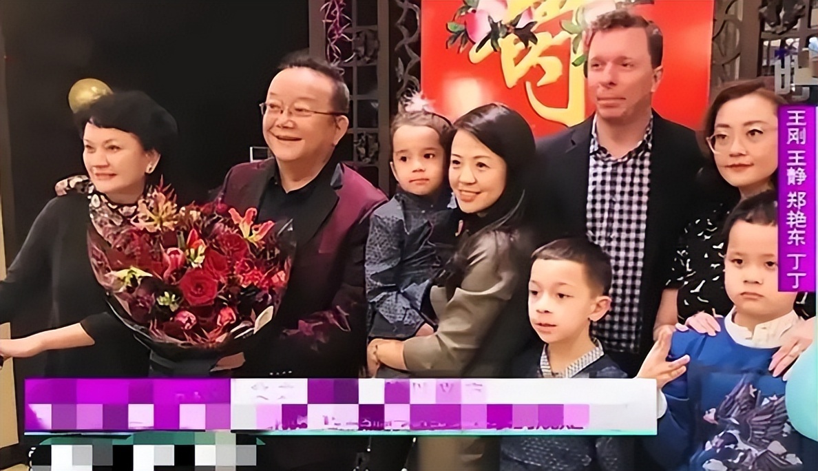 75-year-old Wang Gang and his son watch the football game, father and son wear parent-child ...