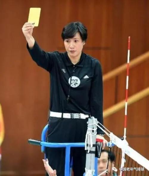 What are the responsibilities of the first referee in volleyball? - iNEWS