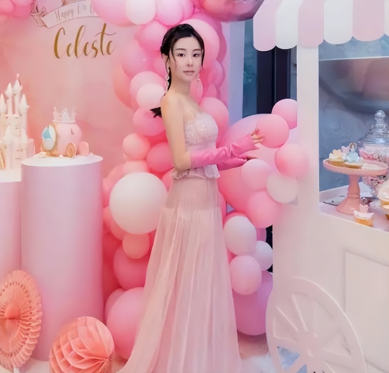 Tan Zai sent Cai Tianfeng to the crematorium: holding the photo of Cai ...