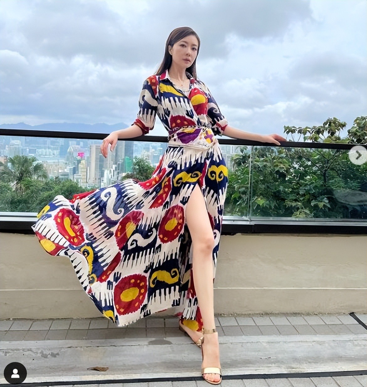 Xiong Dailin wore a bathrobe and took a selfie, showing off her long ...