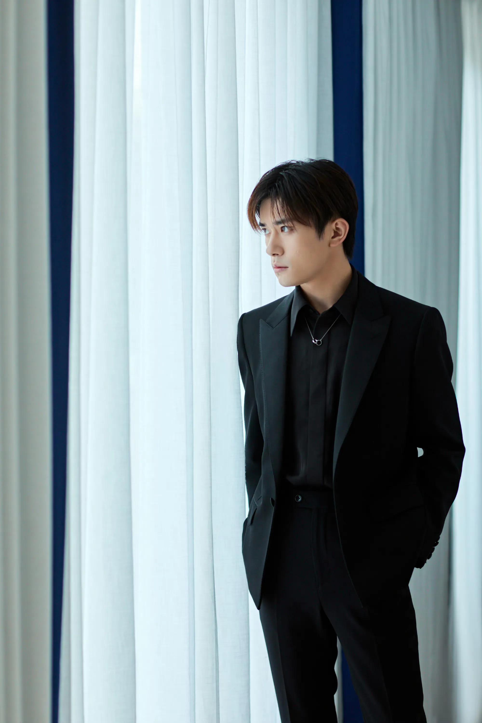 Yi Yang Qianxi's fashion photo: full of vigor and demeanor - iNEWS