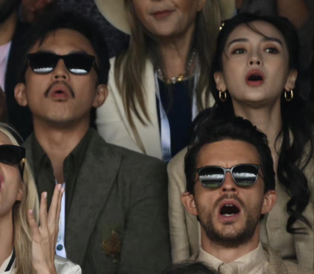 The stars appeared in the UK to watch the Wimbledon final. Deng Chao's ...