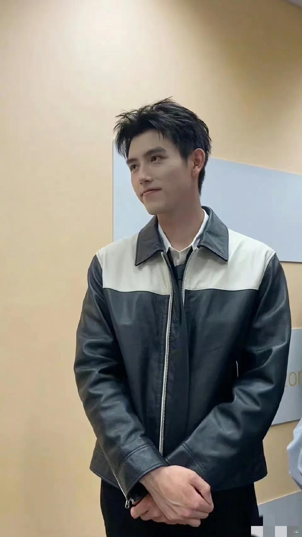 Chen Feiyu Zhou and Zhao Xiaotang sweep the building in the same frame, the woman interacts with ...